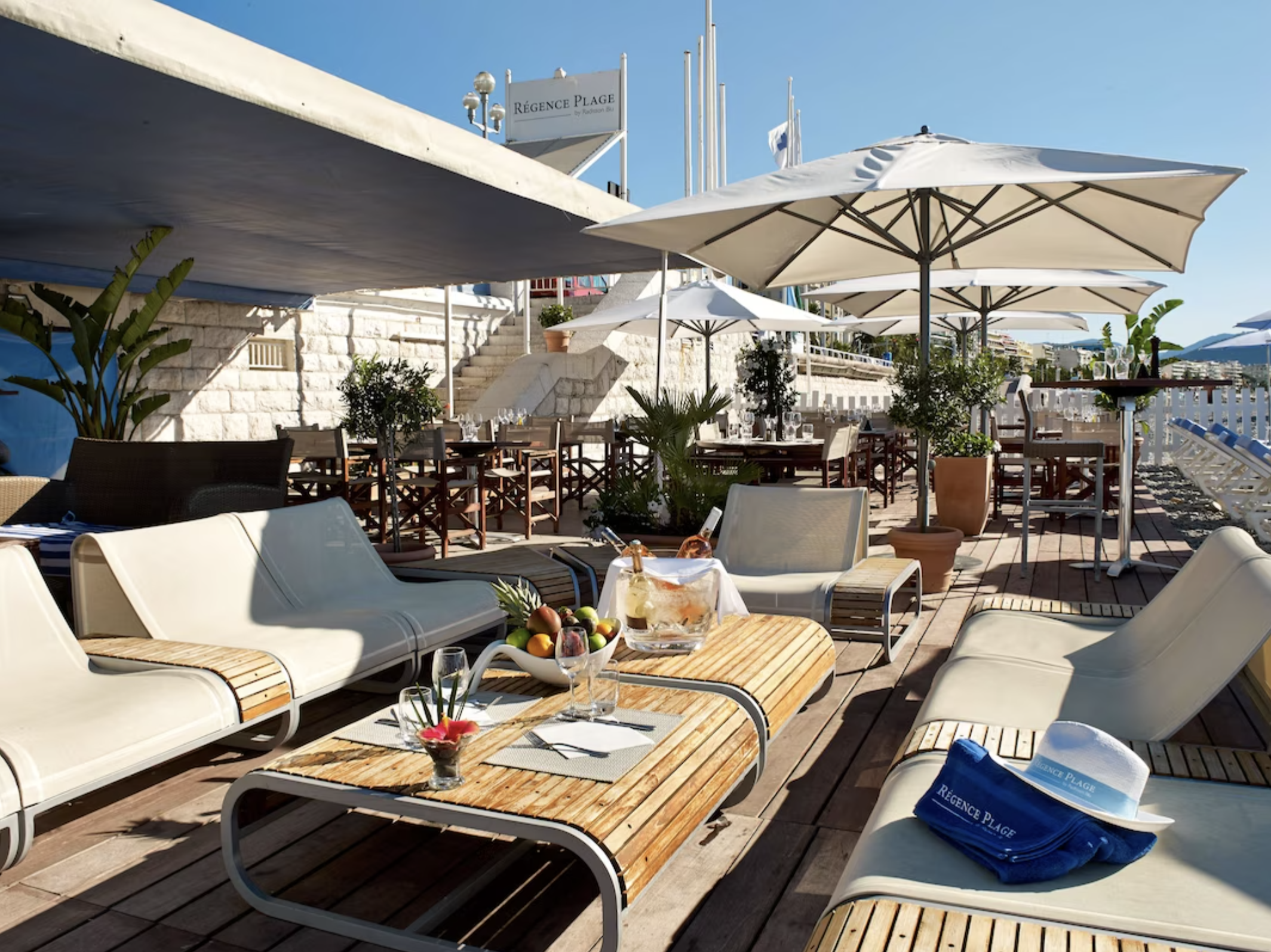 Le Radisson Blu Nice dévoile sa nouvelle plage privée : Régence ...
